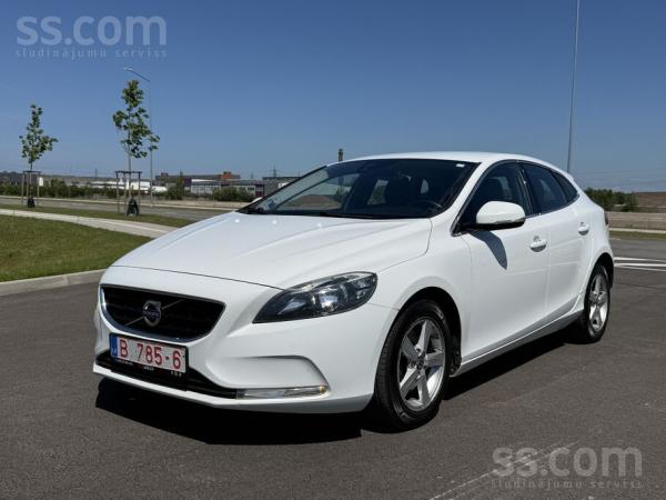 White Volvo V40 2014 in Liepaja, with an engine capacity of 1.60 L and mileage of 278 thousand km for 6950 €, photo 1 on AUTOMOTO.COM.LV