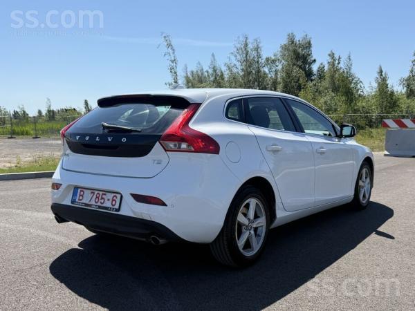White Volvo V40 2014 in Liepaja, with an engine capacity of 1.60 L and mileage of 278 thousand km for 6950 €, photo 2 on AUTOMOTO.COM.LV