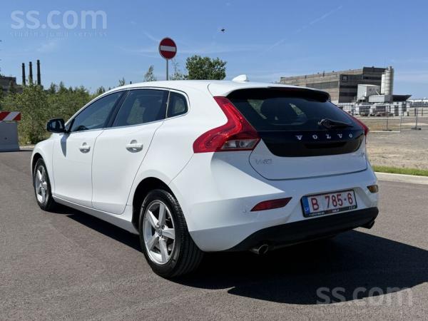 White Volvo V40 2014 in Liepaja, with an engine capacity of 1.60 L and mileage of 278 thousand km for 6950 €, photo 4 on AUTOMOTO.COM.LV