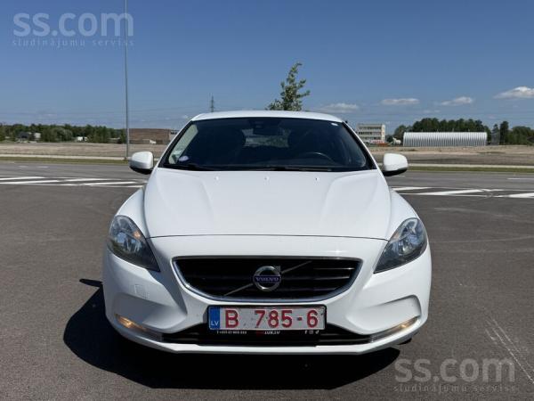 White Volvo V40 2014 in Liepaja, with an engine capacity of 1.60 L and mileage of 278 thousand km for 6950 €, photo 7 on AUTOMOTO.COM.LV