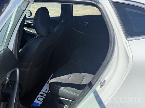 White Volvo V40 2014 in Liepaja, with an engine capacity of 1.60 L and mileage of 278 thousand km for 6950 €, photo 10 on AUTOMOTO.COM.LV