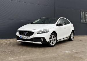 White Volvo V40 2014 in Riga, with an engine capacity of 1.60 L and mileage of 260 thousand km for 9895 €, photo  on AUTOMOTO.COM.LV