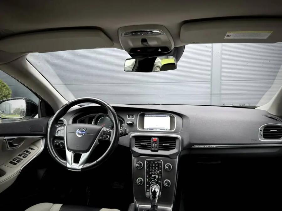 Balts Volvo V40 2014 Rīga, ar dzinēja tilpumu 1.60 L un nobraukumu 260 tūkst. km par 9895 €, foto 8 vietnē AUTOMOTO.COM.LV