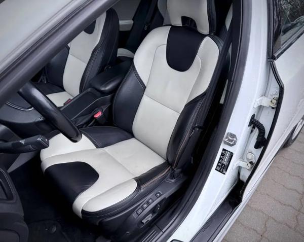White Volvo V40 2014 in Riga, with an engine capacity of 1.60 L and mileage of 260 thousand km for 9895 €, photo 8 on AUTOMOTO.COM.LV