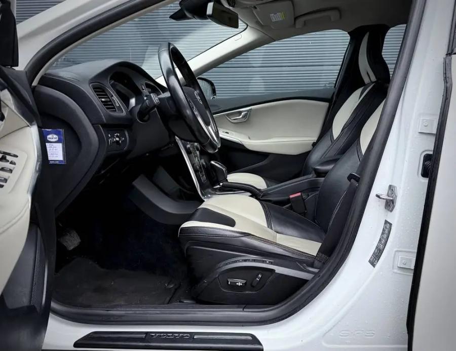 Balts Volvo V40 2014 Rīga, ar dzinēja tilpumu 1.60 L un nobraukumu 260 tūkst. km par 9895 €, foto 10 vietnē AUTOMOTO.COM.LV