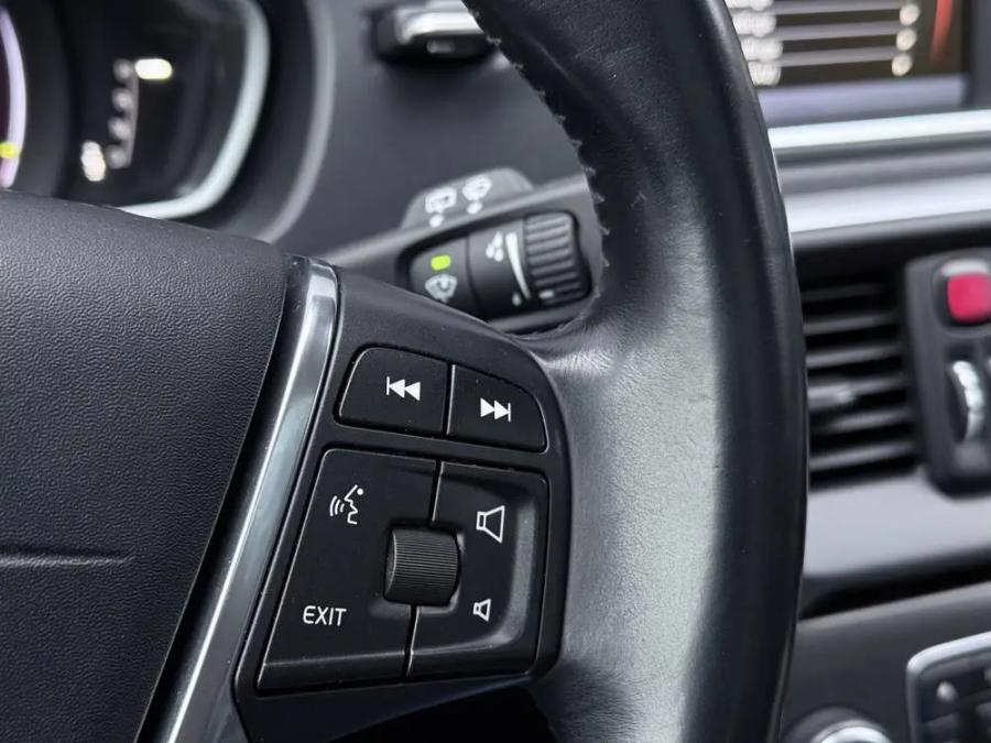 Balts Volvo V40 2014 Rīga, ar dzinēja tilpumu 1.60 L un nobraukumu 260 tūkst. km par 9895 €, foto 14 vietnē AUTOMOTO.COM.LV