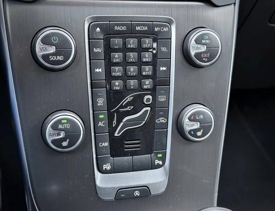 Balts Volvo V40 2014 Rīga, ar dzinēja tilpumu 1.60 L un nobraukumu 260 tūkst. km par 9895 €, foto 20 vietnē AUTOMOTO.COM.LV