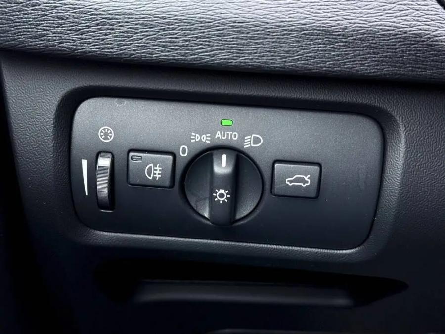 Balts Volvo V40 2014 Rīga, ar dzinēja tilpumu 1.60 L un nobraukumu 260 tūkst. km par 9895 €, foto 22 vietnē AUTOMOTO.COM.LV
