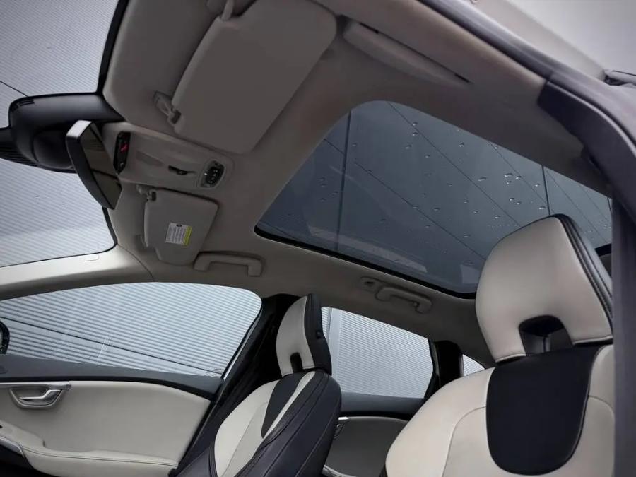 Balts Volvo V40 2014 Rīga, ar dzinēja tilpumu 1.60 L un nobraukumu 260 tūkst. km par 9895 €, foto 23 vietnē AUTOMOTO.COM.LV