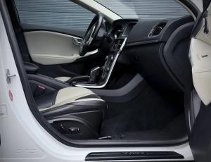 Balts Volvo V40 2014 Rīga, ar dzinēja tilpumu 1.60 L un nobraukumu 260 tūkst. km par 9895 €, foto 25 vietnē AUTOMOTO.COM.LV