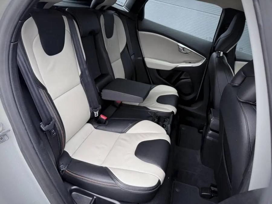 Balts Volvo V40 2014 Rīga, ar dzinēja tilpumu 1.60 L un nobraukumu 260 tūkst. km par 9895 €, foto 26 vietnē AUTOMOTO.COM.LV