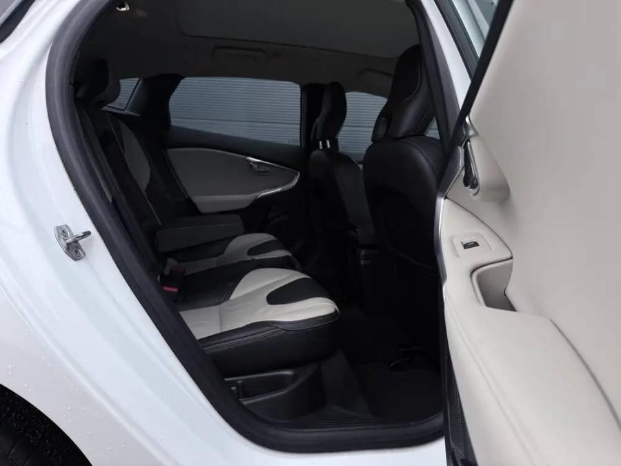 Balts Volvo V40 2014 Rīga, ar dzinēja tilpumu 1.60 L un nobraukumu 260 tūkst. km par 9895 €, foto 27 vietnē AUTOMOTO.COM.LV