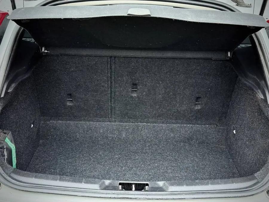 Balts Volvo V40 2014 Rīga, ar dzinēja tilpumu 1.60 L un nobraukumu 260 tūkst. km par 9895 €, foto 28 vietnē AUTOMOTO.COM.LV