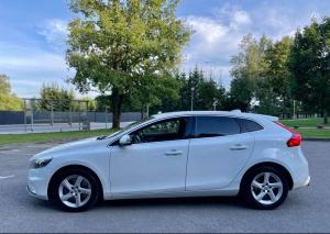 White Volvo V40 2014 in Silale, with an engine capacity of 1.97 L and mileage of 340 thousand km for 5800 €, photo 6 on AUTOMOTO.COM.LV