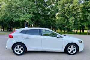 White Volvo V40 2014 in Silale, with an engine capacity of 1.97 L and mileage of 340 thousand km for 5800 €, photo 10 on AUTOMOTO.COM.LV