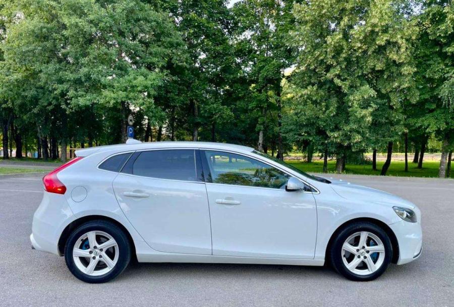 White Volvo V40 2014 in Silale, with an engine capacity of 1.97 L and mileage of 340 thousand km for 5800 €, photo 10 on AUTOMOTO.COM.LV