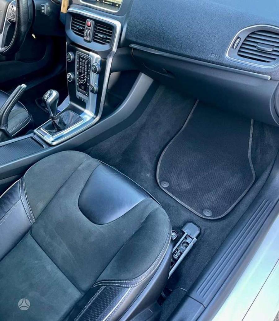 White Volvo V40 2014 in Silale, with an engine capacity of 1.97 L and mileage of 340 thousand km for 5800 €, photo 11 on AUTOMOTO.COM.LV
