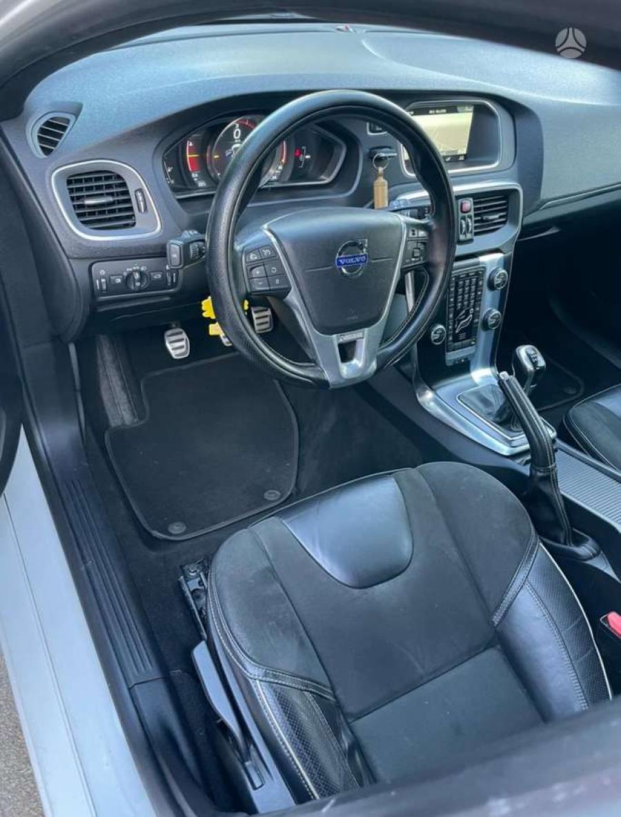 White Volvo V40 2014 in Silale, with an engine capacity of 1.97 L and mileage of 340 thousand km for 5800 €, photo 14 on AUTOMOTO.COM.LV