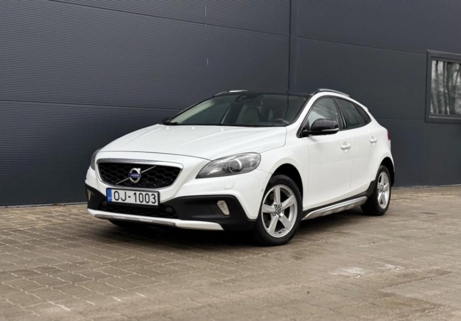 White Volvo V40 2014 in Riga, with an engine capacity of 1.60 L and mileage of 260 thousand km for 10495 €, photo 1 on AUTOMOTO.COM.LV