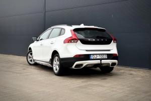 White Volvo V40 2014 in Riga, with an engine capacity of 1.60 L and mileage of 260 thousand km for 10495 €, photo 3 on AUTOMOTO.COM.LV