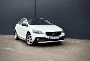 White Volvo V40 2014 in Riga, with an engine capacity of 1.60 L and mileage of 260 thousand km for 10495 €, photo 4 on AUTOMOTO.COM.LV