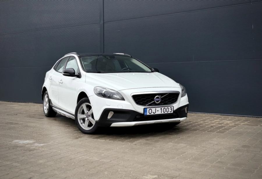 White Volvo V40 2014 in Riga, with an engine capacity of 1.60 L and mileage of 260 thousand km for 10495 €, photo 4 on AUTOMOTO.COM.LV