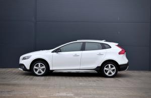 White Volvo V40 2014 in Riga, with an engine capacity of 1.60 L and mileage of 260 thousand km for 10495 €, photo 5 on AUTOMOTO.COM.LV
