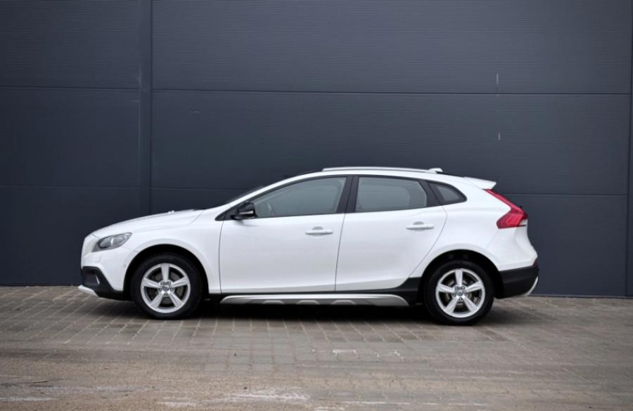 White Volvo V40 2014 in Riga, with an engine capacity of 1.60 L and mileage of 260 thousand km for 10495 €, photo 5 on AUTOMOTO.COM.LV