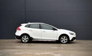 White Volvo V40 2014 in Riga, with an engine capacity of 1.60 L and mileage of 260 thousand km for 10495 €, photo 6 on AUTOMOTO.COM.LV