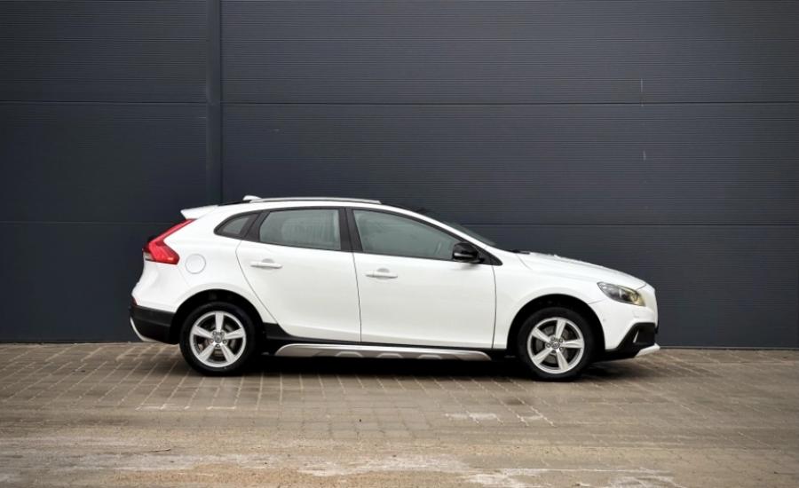 White Volvo V40 2014 in Riga, with an engine capacity of 1.60 L and mileage of 260 thousand km for 10495 €, photo 6 on AUTOMOTO.COM.LV