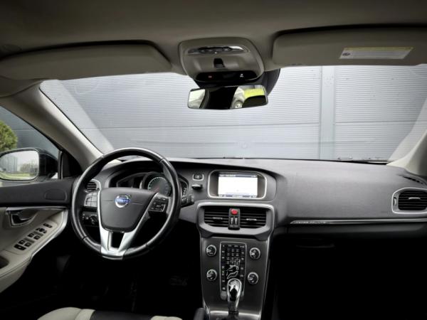 White Volvo V40 2014 in Riga, with an engine capacity of 1.60 L and mileage of 260 thousand km for 10495 €, photo 7 on AUTOMOTO.COM.LV