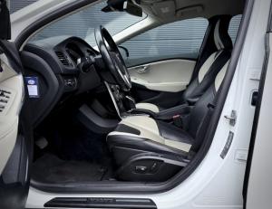 White Volvo V40 2014 in Riga, with an engine capacity of 1.60 L and mileage of 260 thousand km for 10495 €, photo 10 on AUTOMOTO.COM.LV