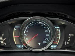White Volvo V40 2014 in Riga, with an engine capacity of 1.60 L and mileage of 260 thousand km for 10495 €, photo 11 on AUTOMOTO.COM.LV