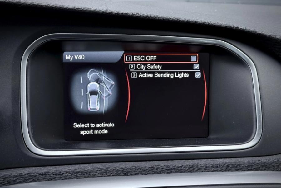 White Volvo V40 2014 in Riga, with an engine capacity of 1.60 L and mileage of 260 thousand km for 10495 €, photo 16 on AUTOMOTO.COM.LV