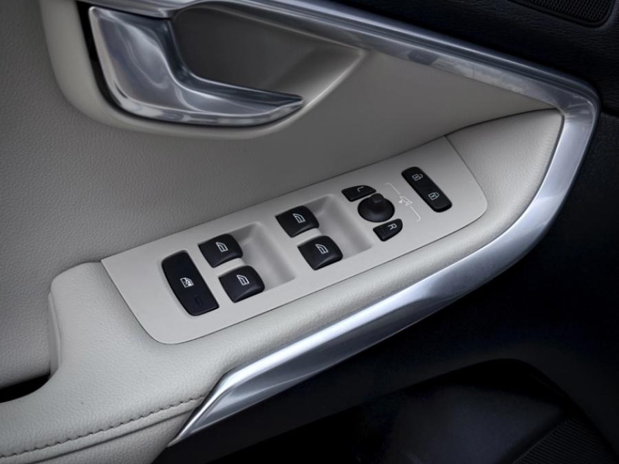 White Volvo V40 2014 in Riga, with an engine capacity of 1.60 L and mileage of 260 thousand km for 10495 €, photo 20 on AUTOMOTO.COM.LV