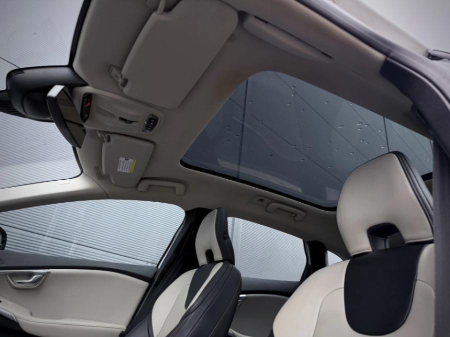 White Volvo V40 2014 in Riga, with an engine capacity of 1.60 L and mileage of 260 thousand km for 10495 €, photo 21 on AUTOMOTO.COM.LV