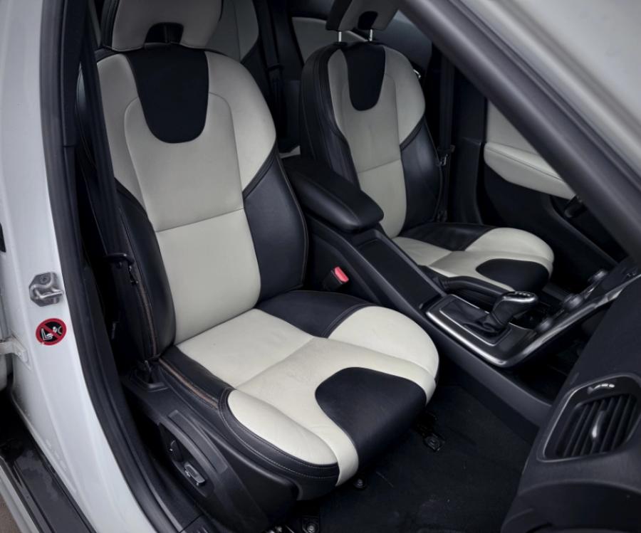 White Volvo V40 2014 in Riga, with an engine capacity of 1.60 L and mileage of 260 thousand km for 10495 €, photo 22 on AUTOMOTO.COM.LV