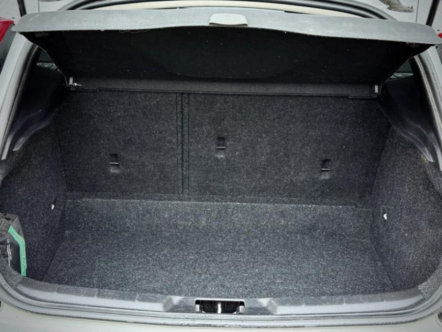 White Volvo V40 2014 in Riga, with an engine capacity of 1.60 L and mileage of 260 thousand km for 10495 €, photo 28 on AUTOMOTO.COM.LV