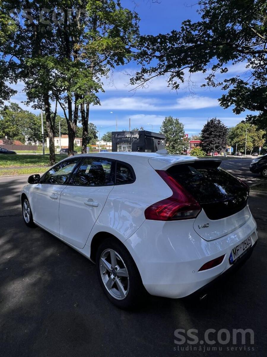 White Volvo V40 2014 in Riga, with an engine capacity of 2.00 L and mileage of 195 thousand km for 4200 €, photo 4 on AUTOMOTO.COM.LV