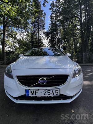 White Volvo V40 2014 in Riga, with an engine capacity of 2.00 L and mileage of 195 thousand km for 4200 €, photo 5 on AUTOMOTO.COM.LV