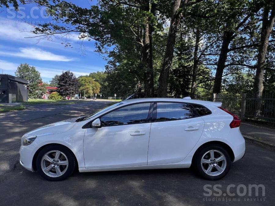 White Volvo V40 2014 in Riga, with an engine capacity of 2.00 L and mileage of 195 thousand km for 4200 €, photo 6 on AUTOMOTO.COM.LV