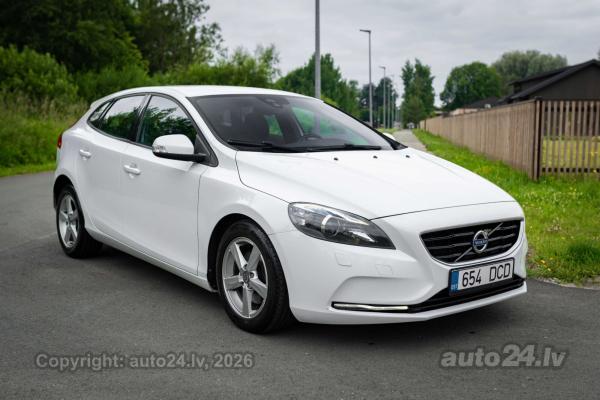 White Volvo V40 2014 in Tallinn, with an engine capacity of 1.60 L and mileage of 239 thousand km for 5500 €, photo 1 on AUTOMOTO.COM.LV