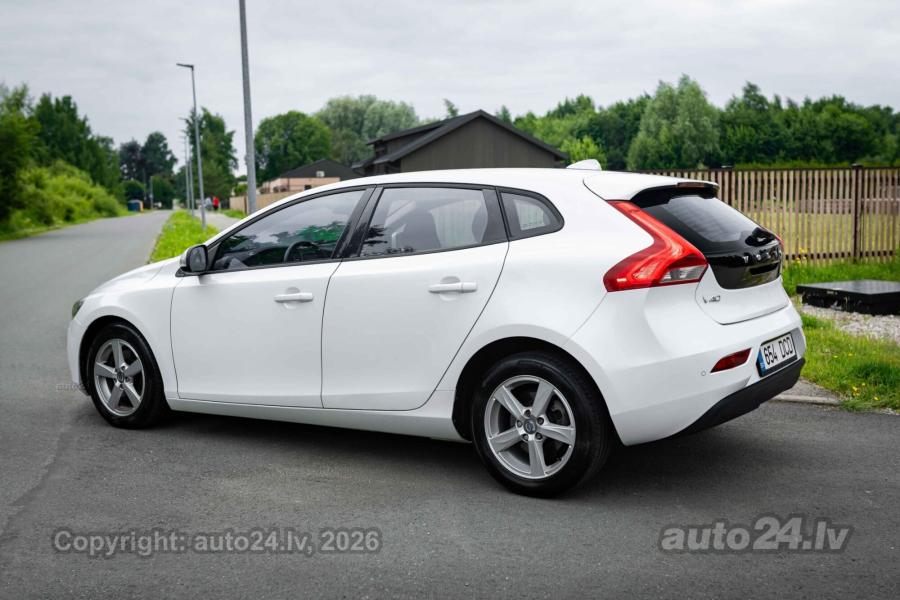 Balts Volvo V40 2014 Tallina, ar dzinēja tilpumu 1.60 L un nobraukumu 239 tūkst. km par 5500 €, foto 4 vietnē AUTOMOTO.COM.LV