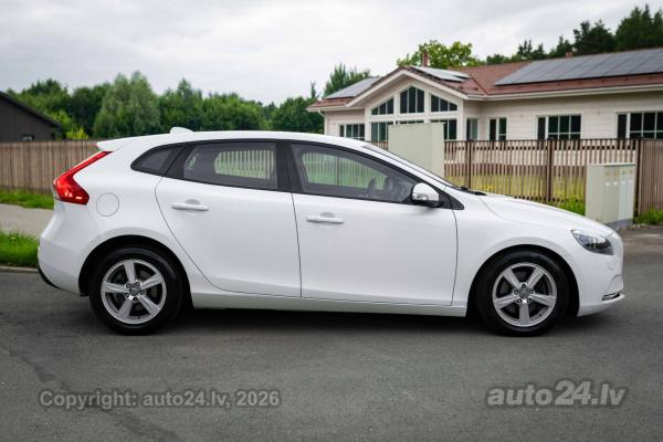 White Volvo V40 2014 in Tallinn, with an engine capacity of 1.60 L and mileage of 239 thousand km for 5500 €, photo 5 on AUTOMOTO.COM.LV
