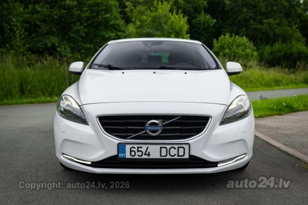 White Volvo V40 2014 in Tallinn, with an engine capacity of 1.60 L and mileage of 239 thousand km for 5500 €, photo 8 on AUTOMOTO.COM.LV