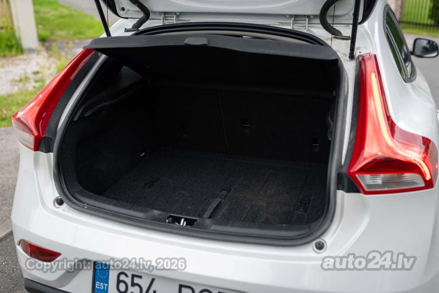 Balts Volvo V40 2014 Tallina, ar dzinēja tilpumu 1.60 L un nobraukumu 239 tūkst. km par 5500 €, foto 10 vietnē AUTOMOTO.COM.LV