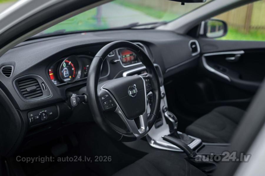 Balts Volvo V40 2014 Tallina, ar dzinēja tilpumu 1.60 L un nobraukumu 239 tūkst. km par 5500 €, foto 12 vietnē AUTOMOTO.COM.LV