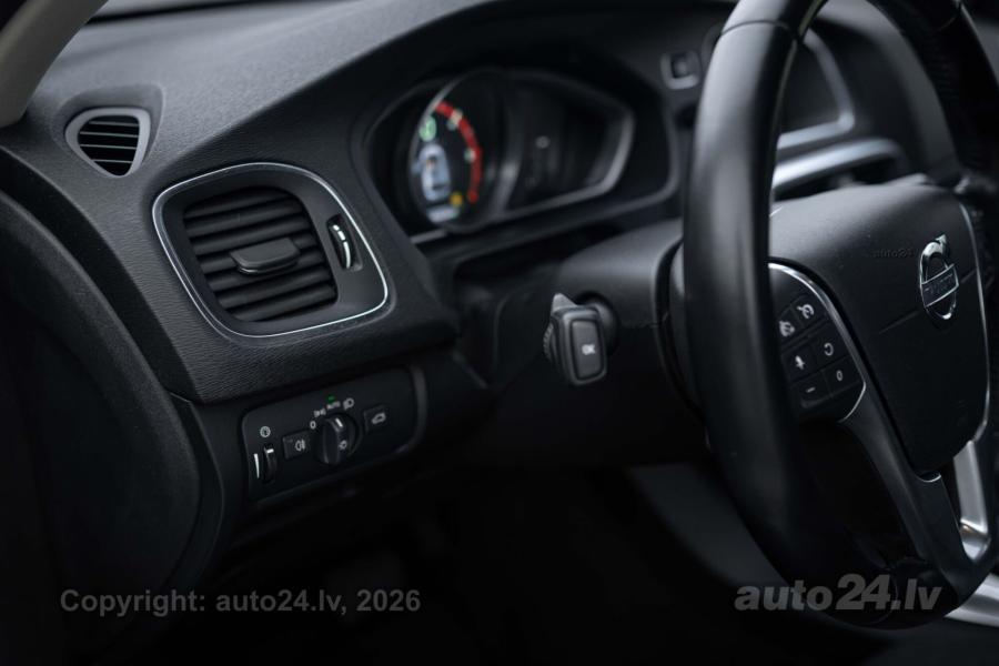 Balts Volvo V40 2014 Tallina, ar dzinēja tilpumu 1.60 L un nobraukumu 239 tūkst. km par 5500 €, foto 16 vietnē AUTOMOTO.COM.LV