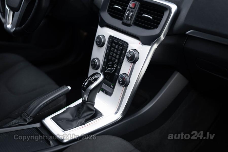 Balts Volvo V40 2014 Tallina, ar dzinēja tilpumu 1.60 L un nobraukumu 239 tūkst. km par 5500 €, foto 21 vietnē AUTOMOTO.COM.LV
