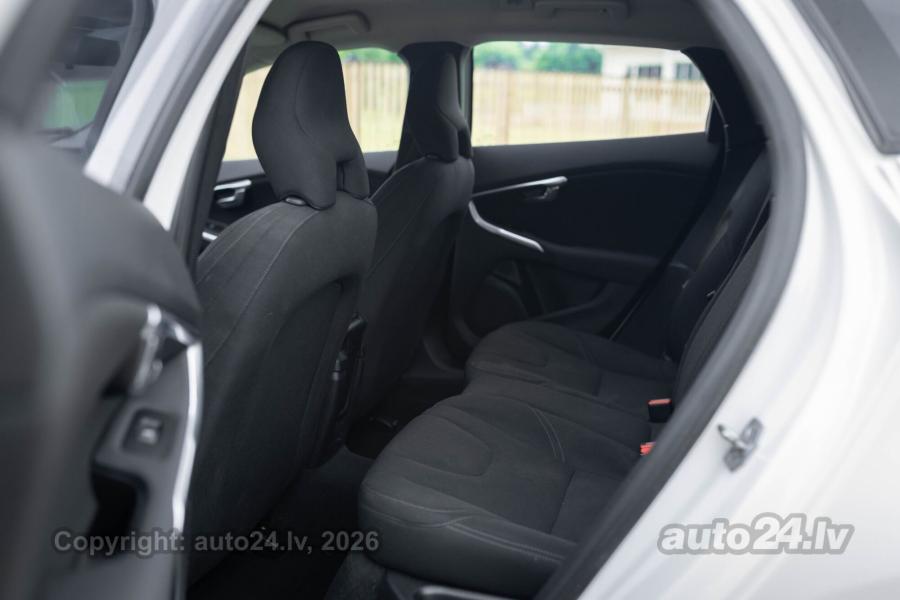 Balts Volvo V40 2014 Tallina, ar dzinēja tilpumu 1.60 L un nobraukumu 239 tūkst. km par 5500 €, foto 22 vietnē AUTOMOTO.COM.LV